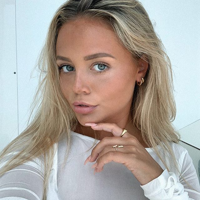 Sara's face is the perfect cum target | Scrolller