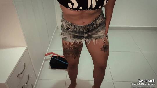 Sassenach Bends Screwdrivers With Her Super Strength | Scrolller