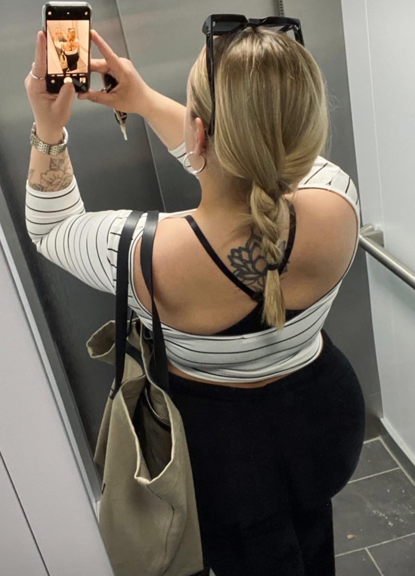 Schön ihren Prallen Arsch zeigen . | Scrolller