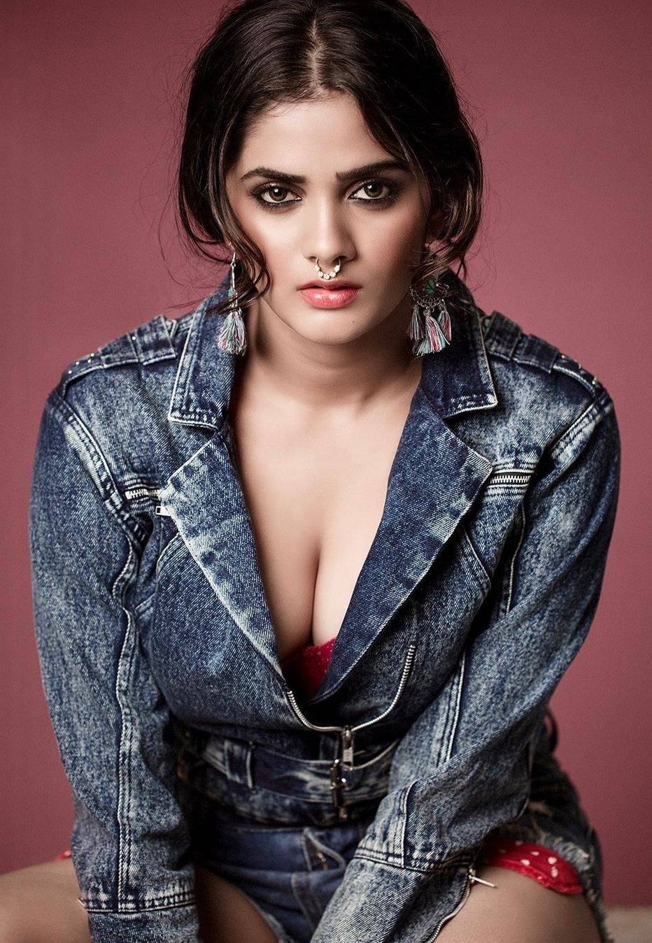 Seductive look & cleavage show by Bhaghyashree Mote | Scrolller