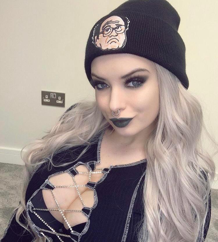 Seeking a commitment and submissive one to explore with me if interested hit me up on Snapchat ...