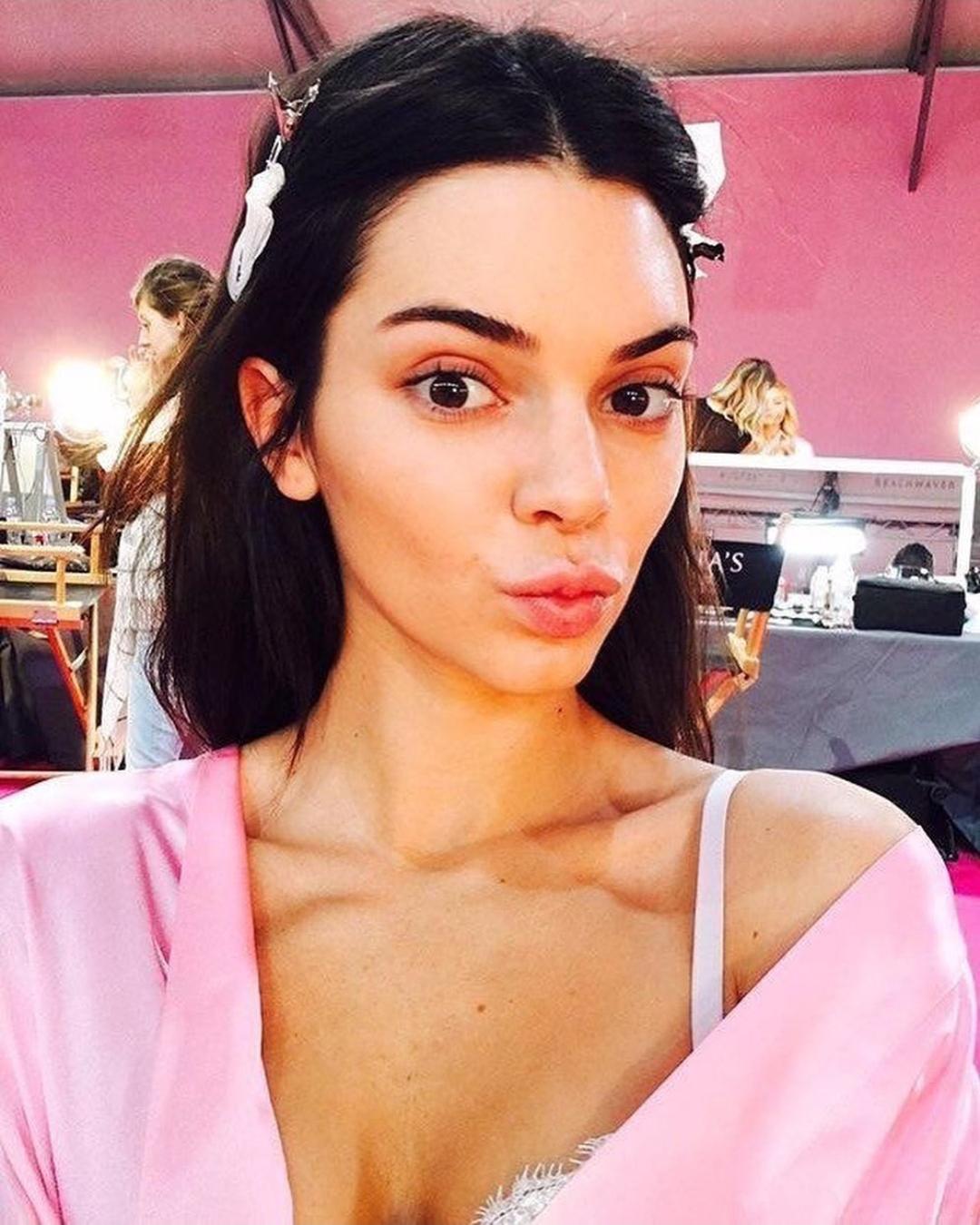 Selfie backstage | Scrolller