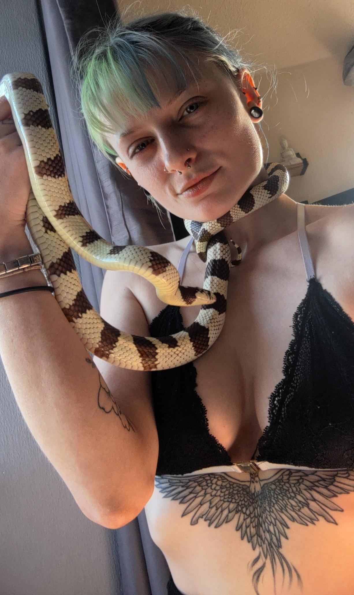 Selfie with my girl Flo x | Scrolller