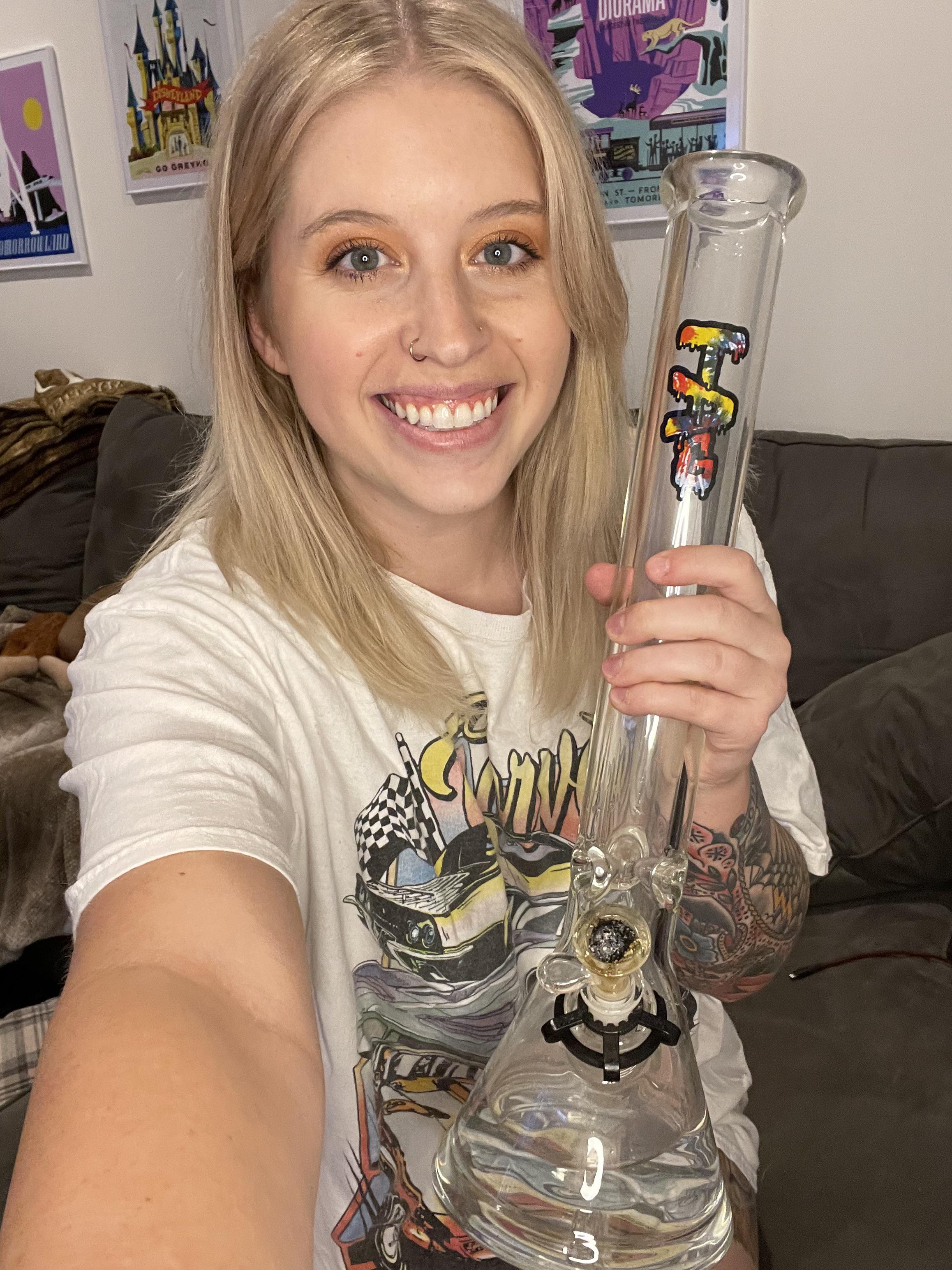 Selfie with my new favorite toy haha! 💨 26F | Scrolller