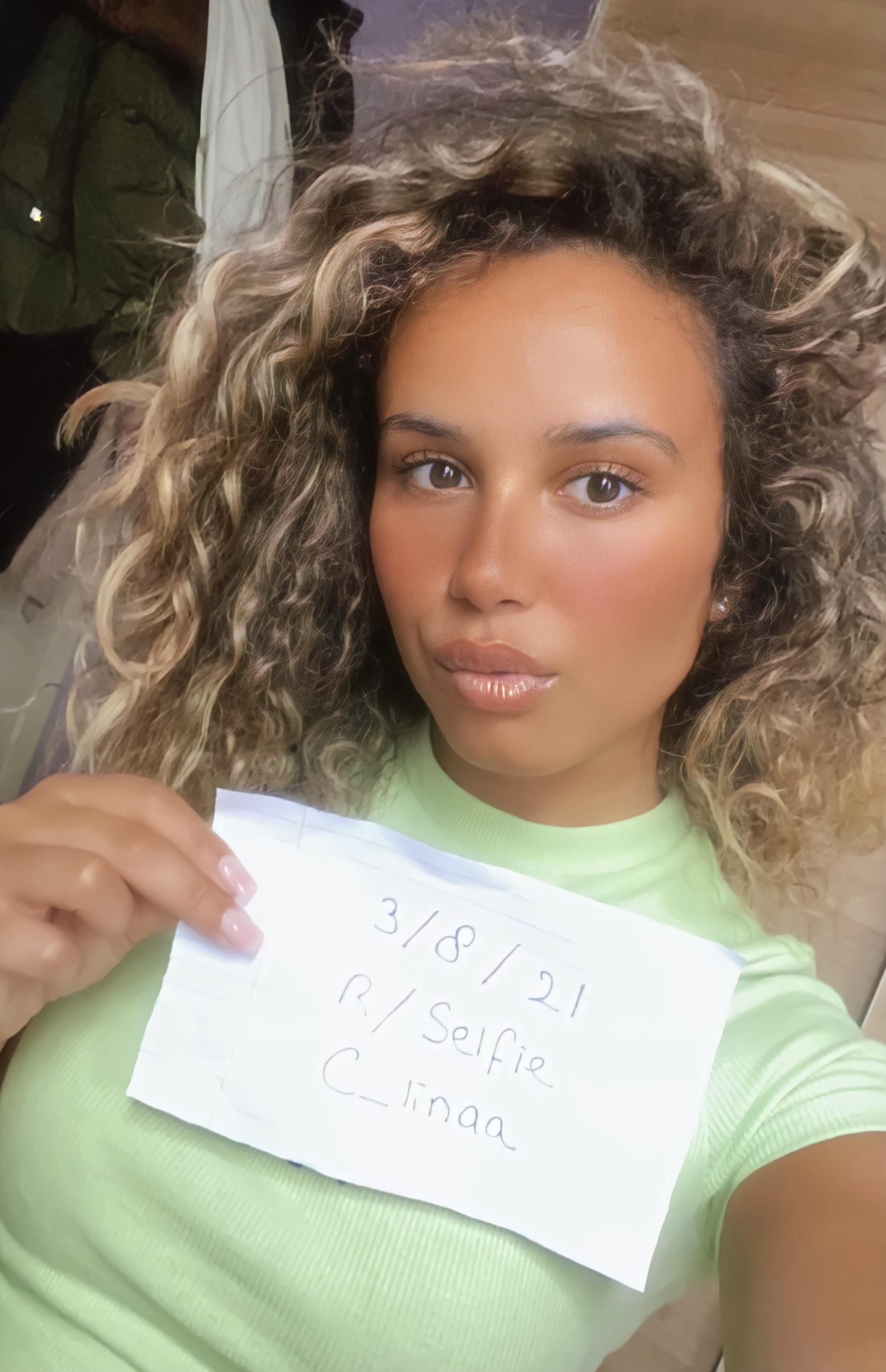 Selfiee 🤳🏽 F26 | Scrolller