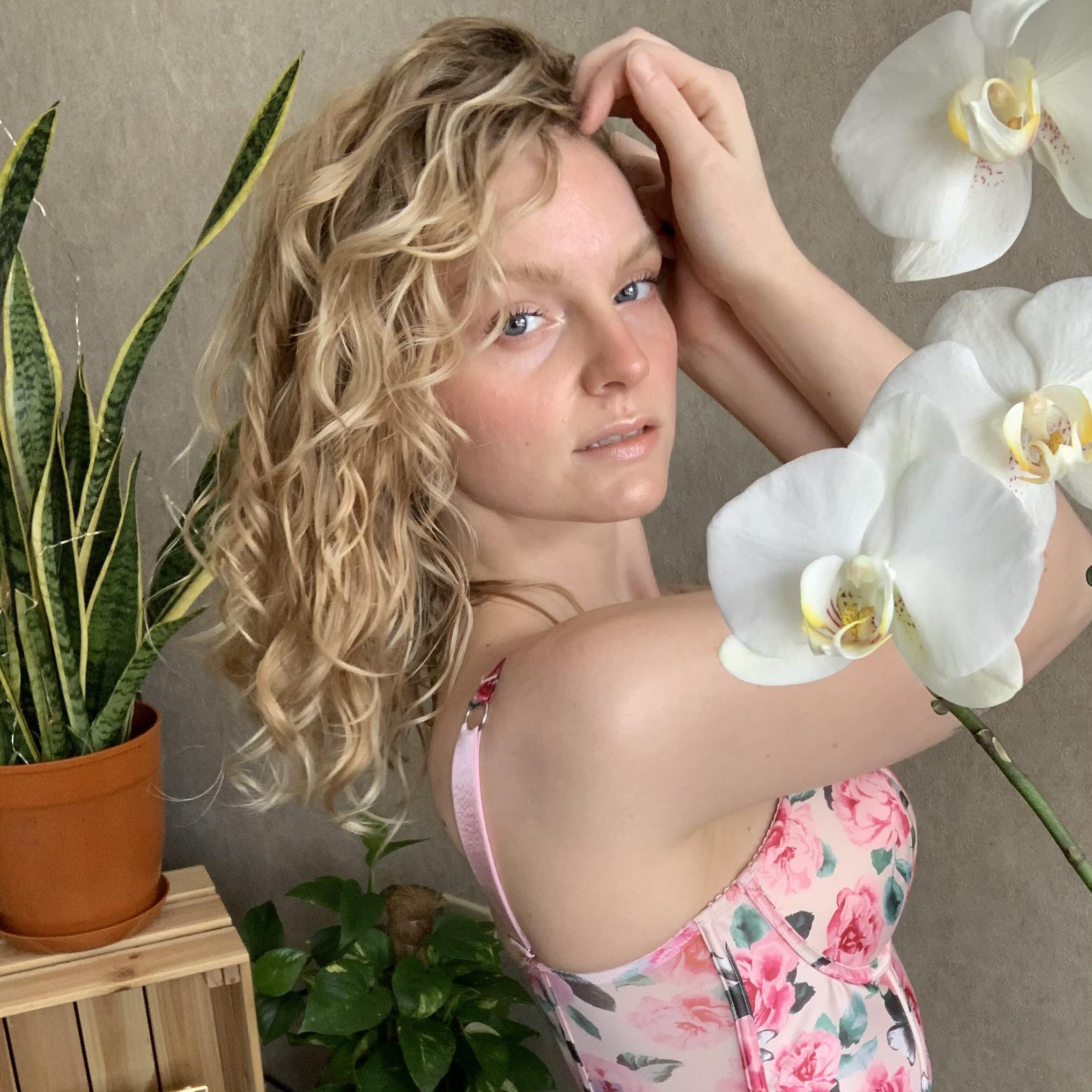 (selftimer) posing with my plants 🪴 | Scrolller