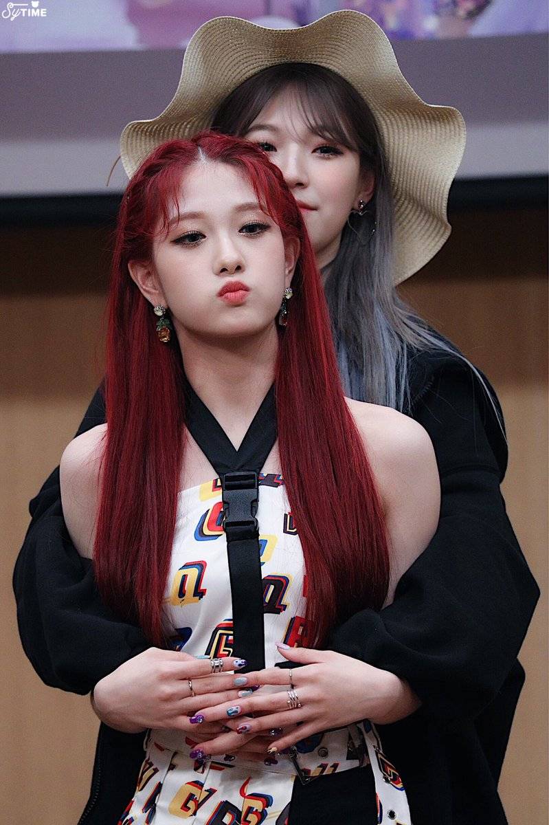 Seoyeon gets a hug | Scrolller