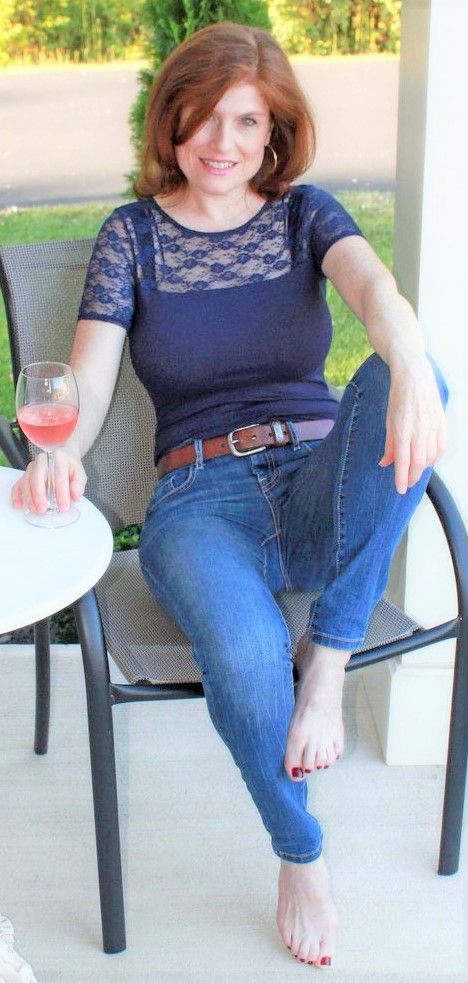 Sexy barefoot gilf | Scrolller