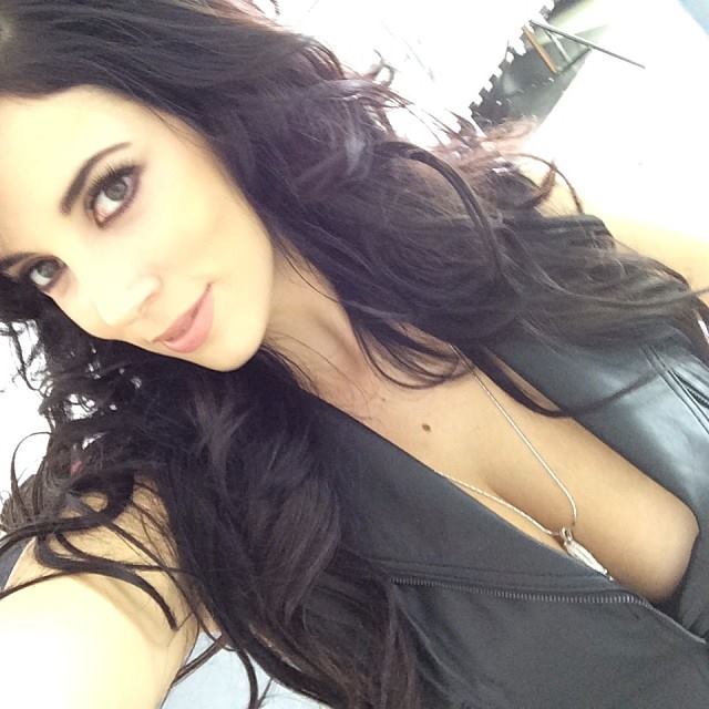 Sexy Brunette Scrolller