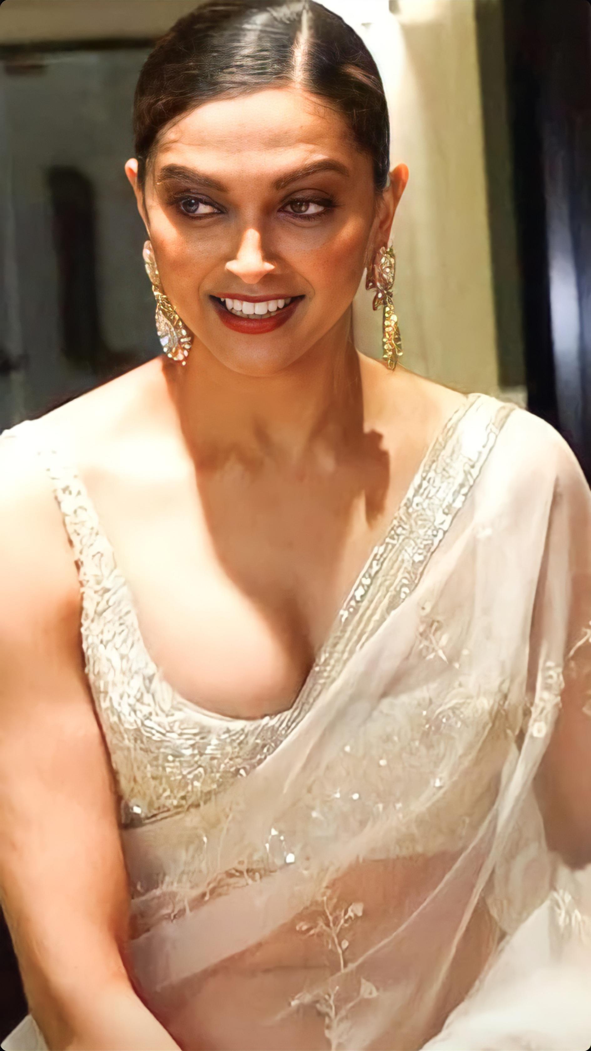 Sexy Cleavage of Deepika Padukone in Saree!😜 | Scrolller