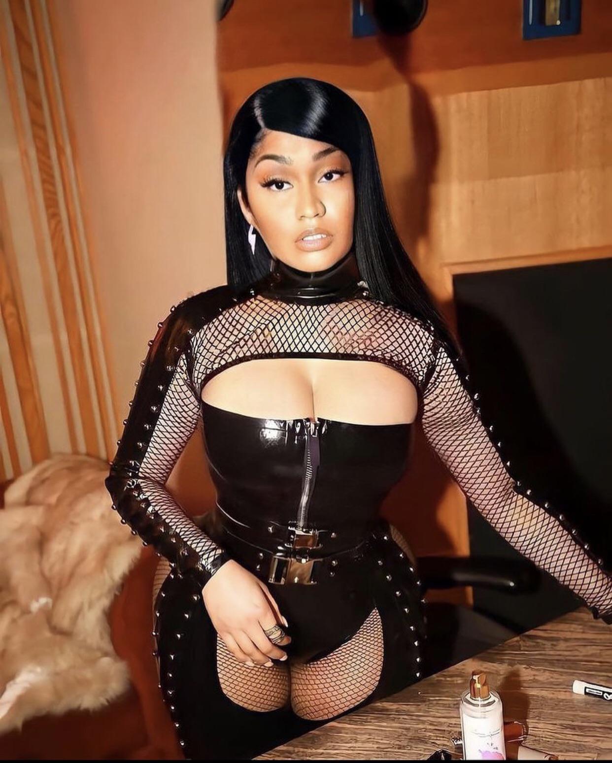 Sexy in black | Scrolller