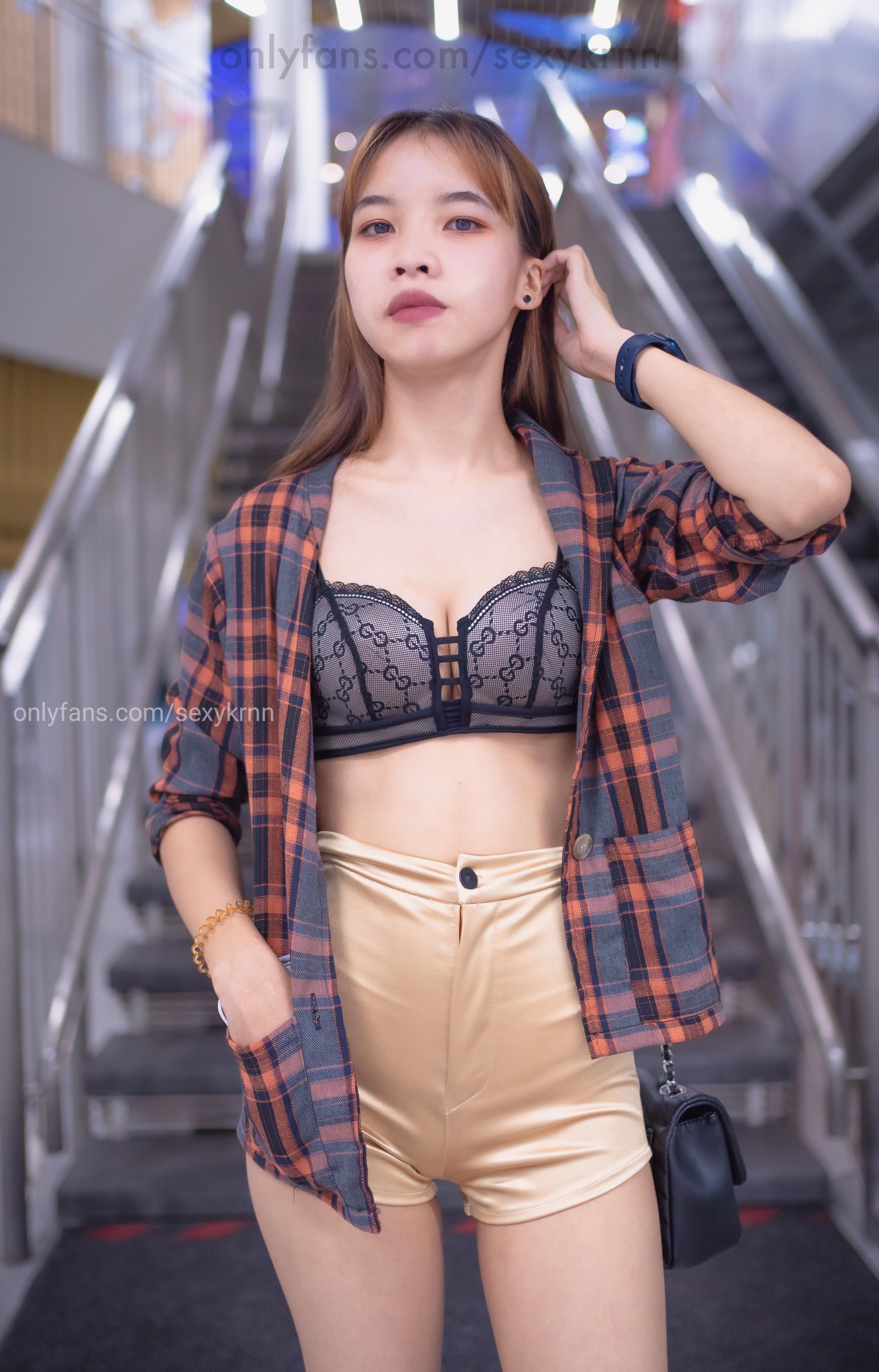 Sexy in mall | Scrolller