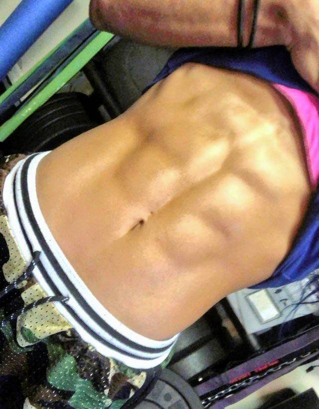 Sasha Banks' Sweaty Tight Abs | Scrolller