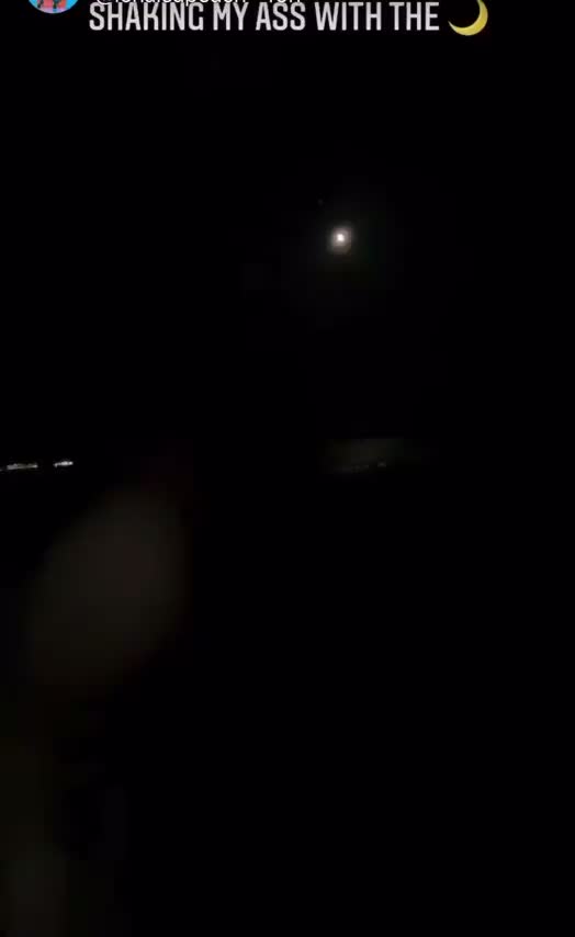 Shaking that 🍑 | Scrolller