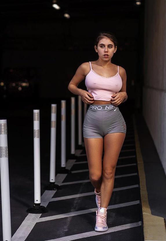 She is getting ready for a run | Scrolller