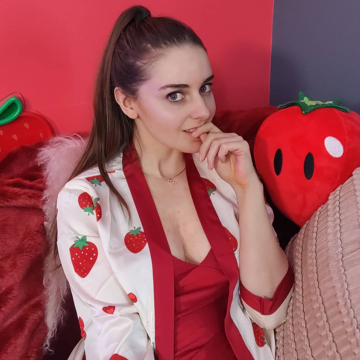 Loserfruit and her cleavage makes me hard 🤤🤤 | Scrolller