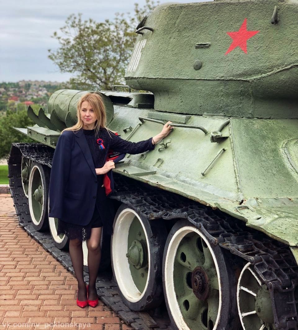 She likes to hold on powerful things | Scrolller