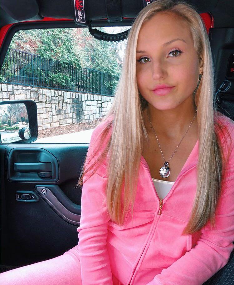 She Looks Good In Pink | Scrolller