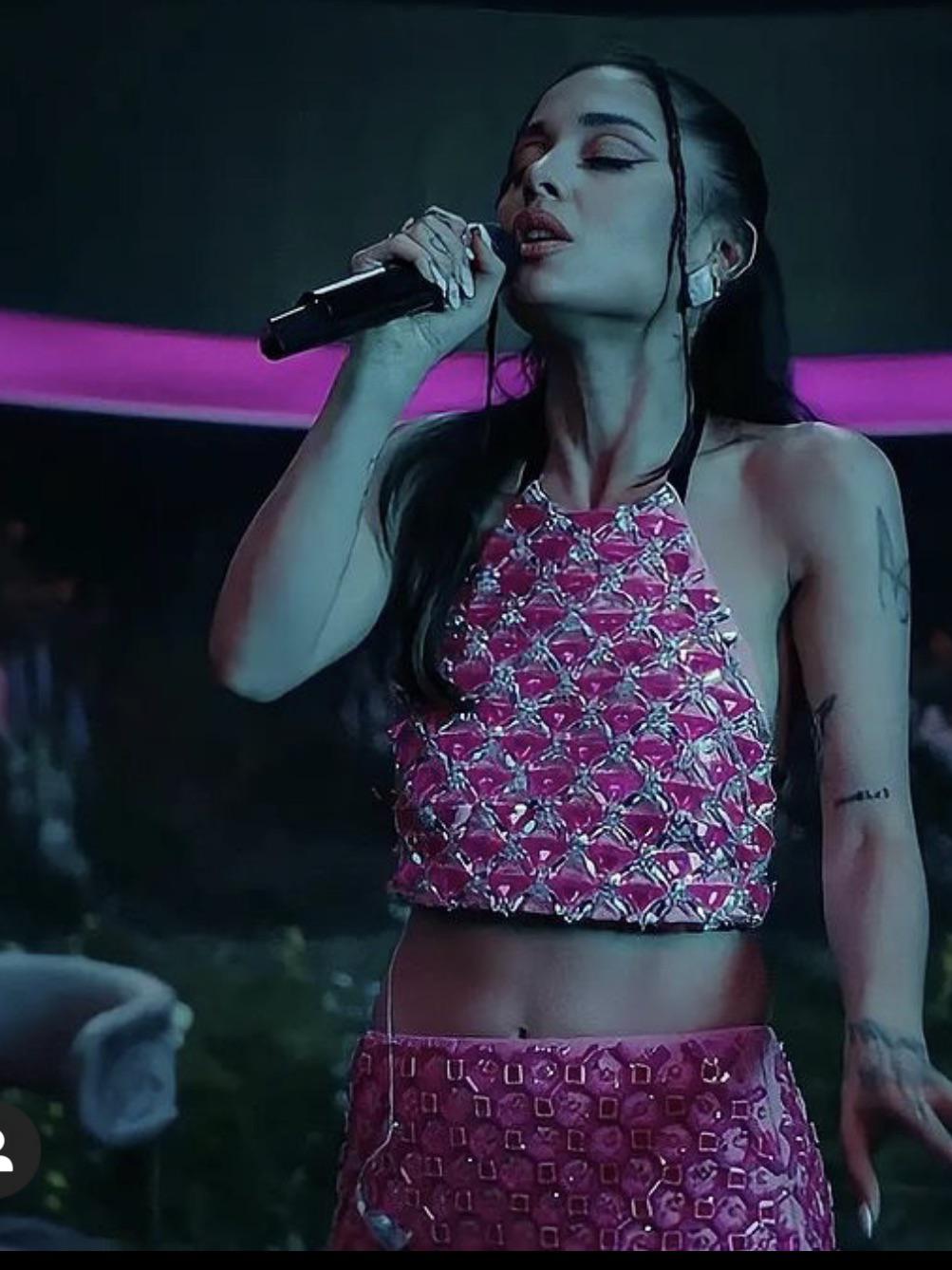 She needs to show her belly button off more, I want to fill it with cum ...