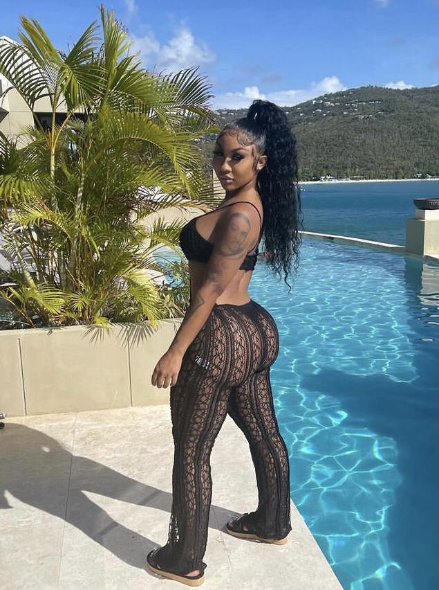 she so damn thick 🥵🥵 | Scrolller