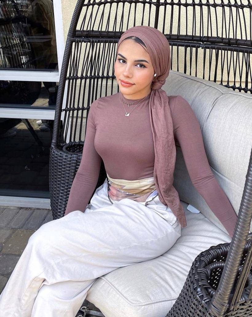 She wears a hijab but still shows of her bra line🔥 | Scrolller