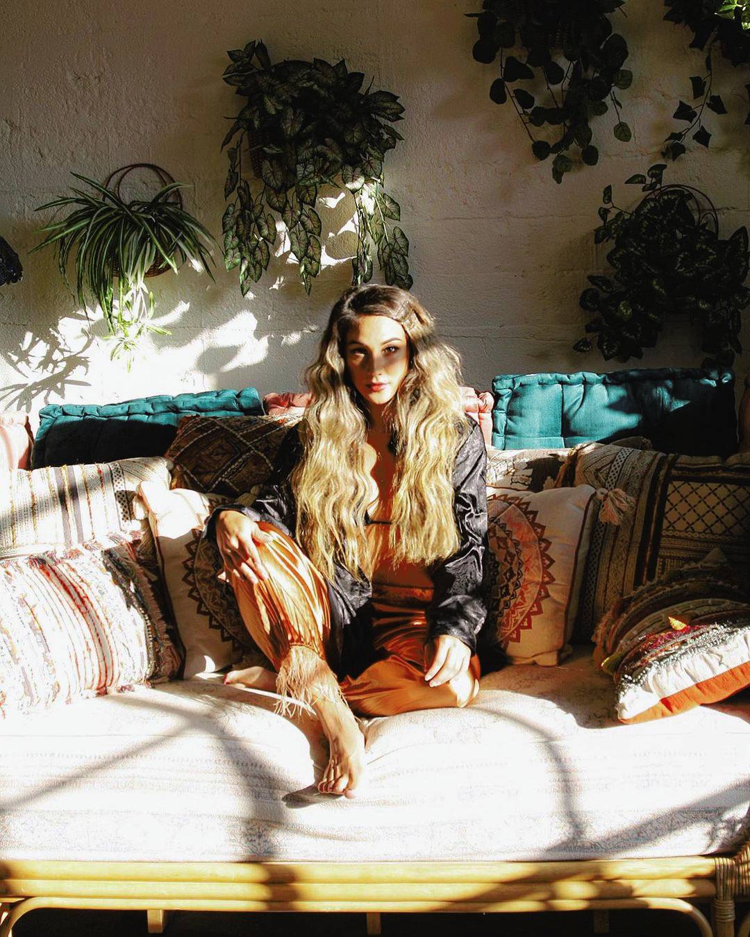 Sheela Awe | Scrolller