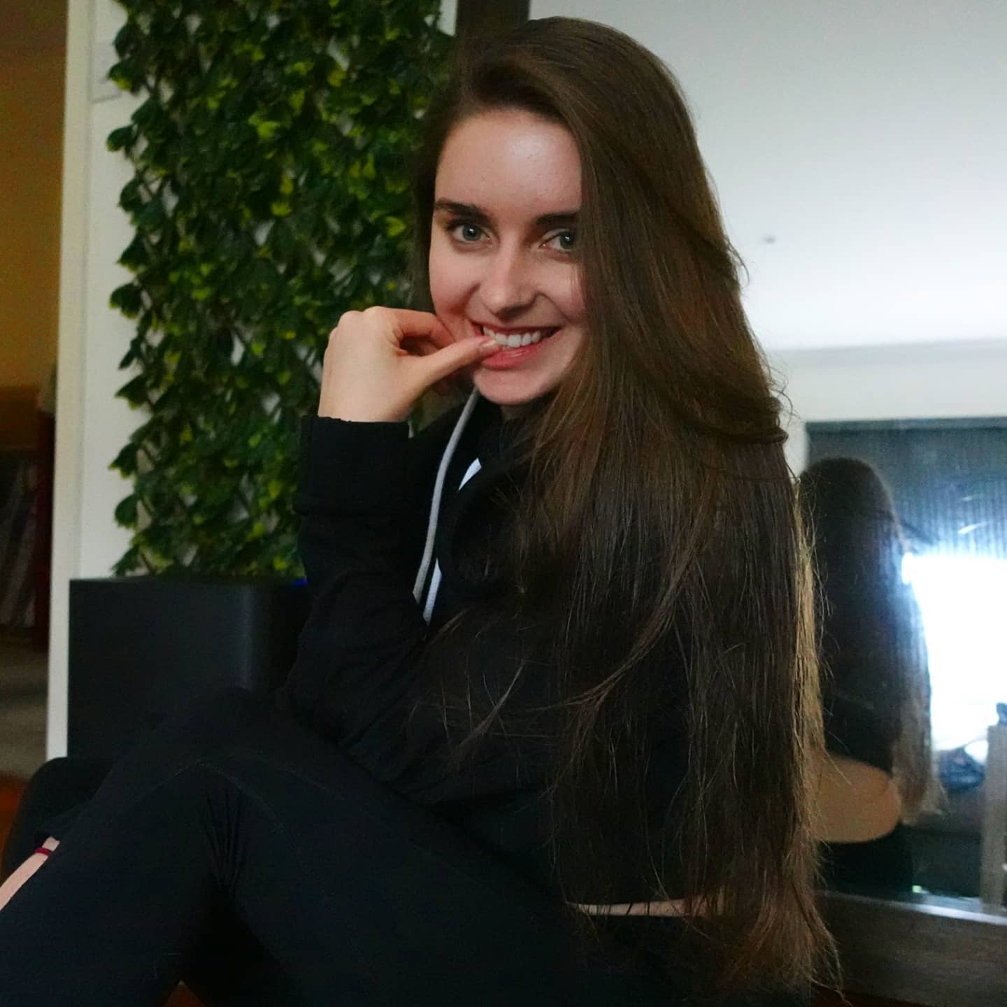 Shes Hot ️🤤🤤 Scrolller