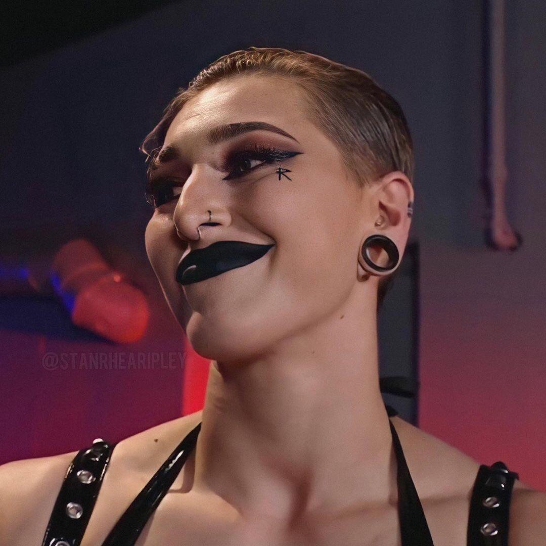Shes So Hot 🥵 Scrolller