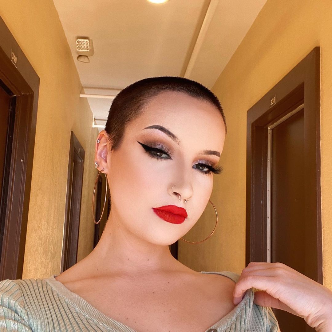 Short Haired Hottie Scrolller