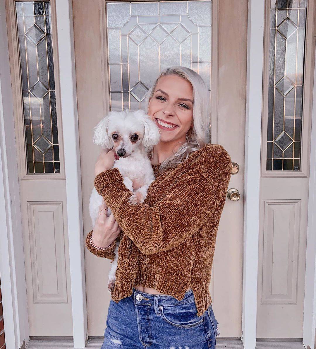 Showing off her BFF | Scrolller