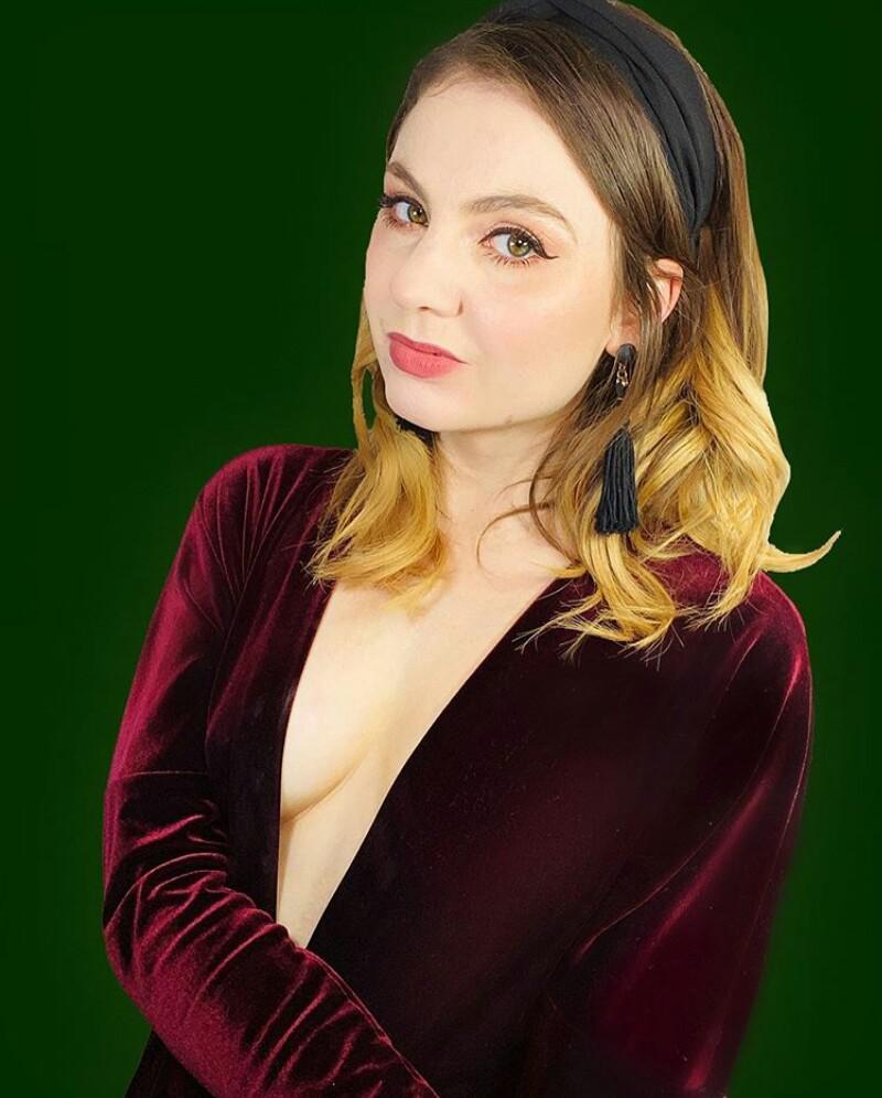 Showing off some side boob | Scrolller