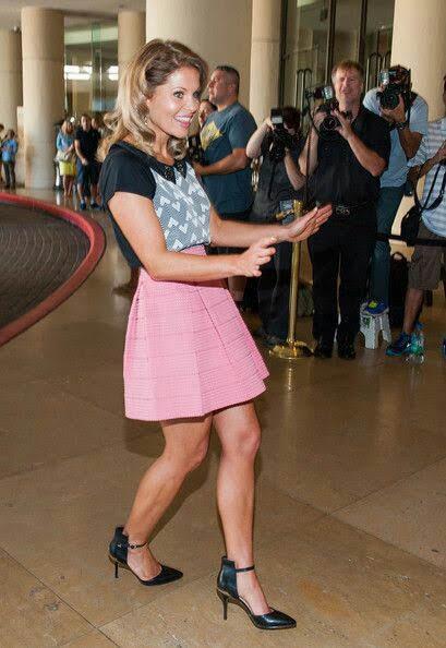 Showing Those Amazing Legs Scrolller 5456