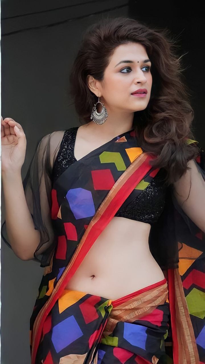 Shraddha Das showing her milky navel | Scrolller