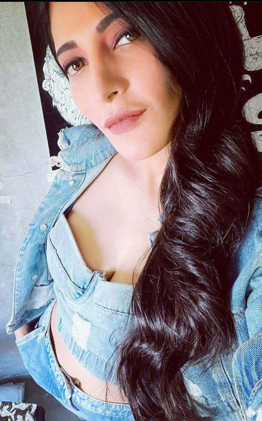 Shruti Hassan | Scrolller