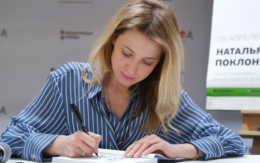 Signing a book | Scrolller