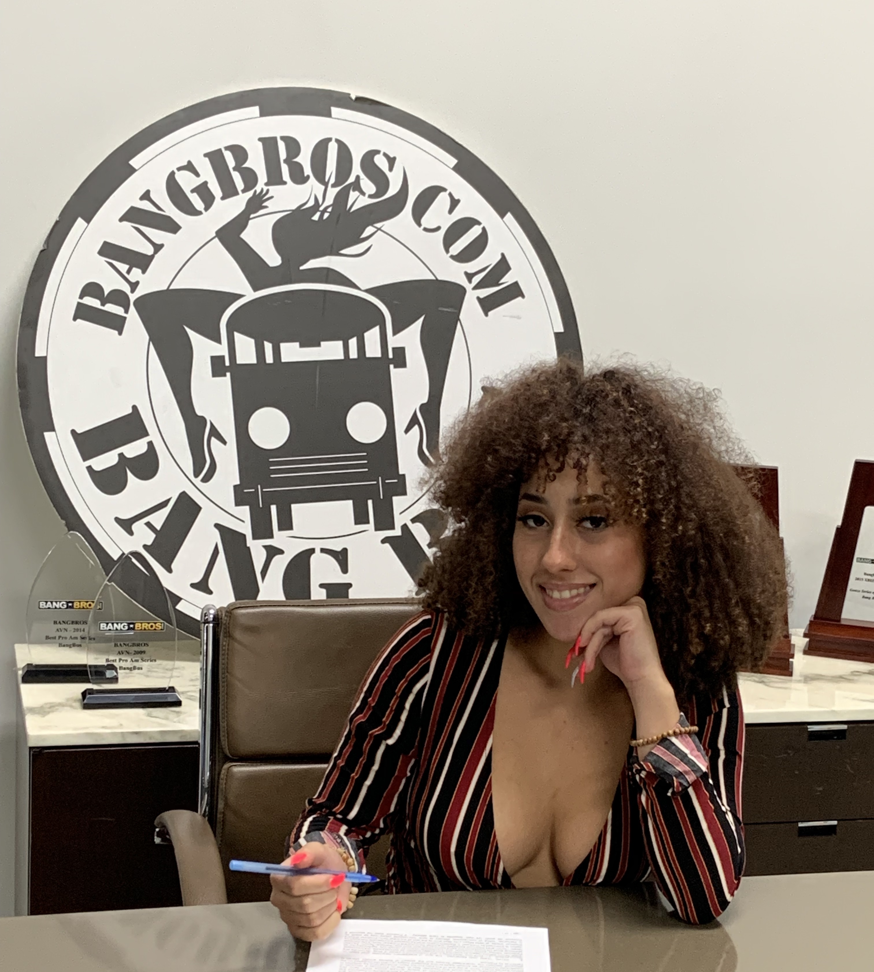 Signing the contract | Scrolller