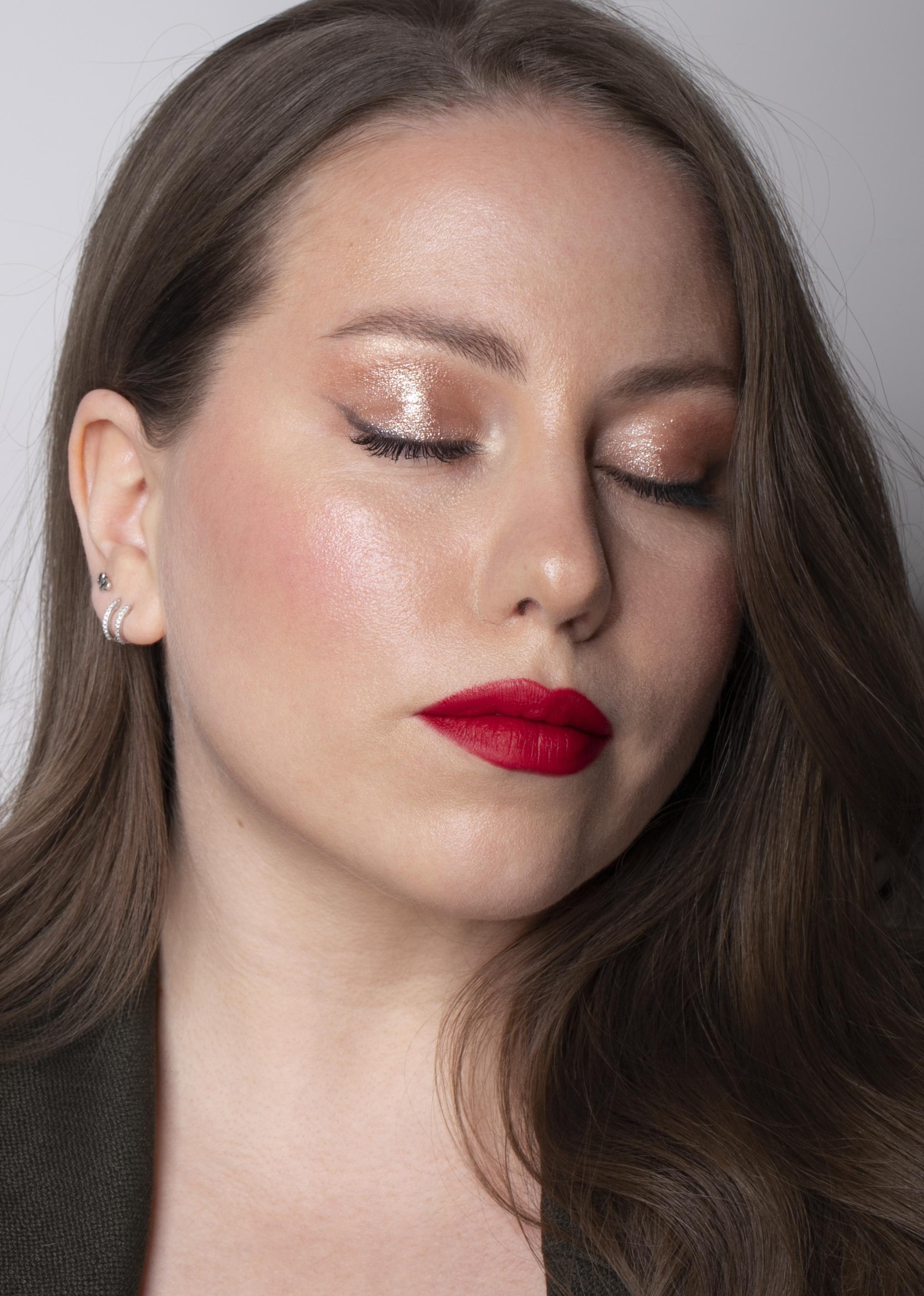 Simple red lipstick look | Scrolller