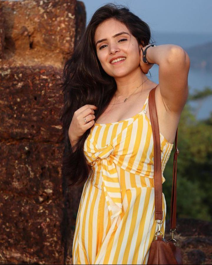 Simran Dhanwani's armpit are so smelly! | Scrolller