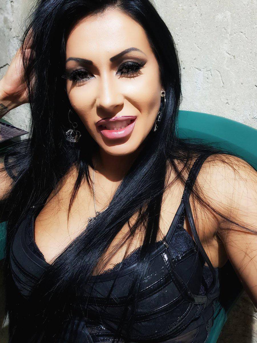 Am I pretty enough to post here? | Scrolller