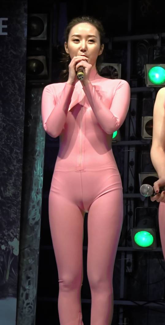 Six Bomb | Scrolller