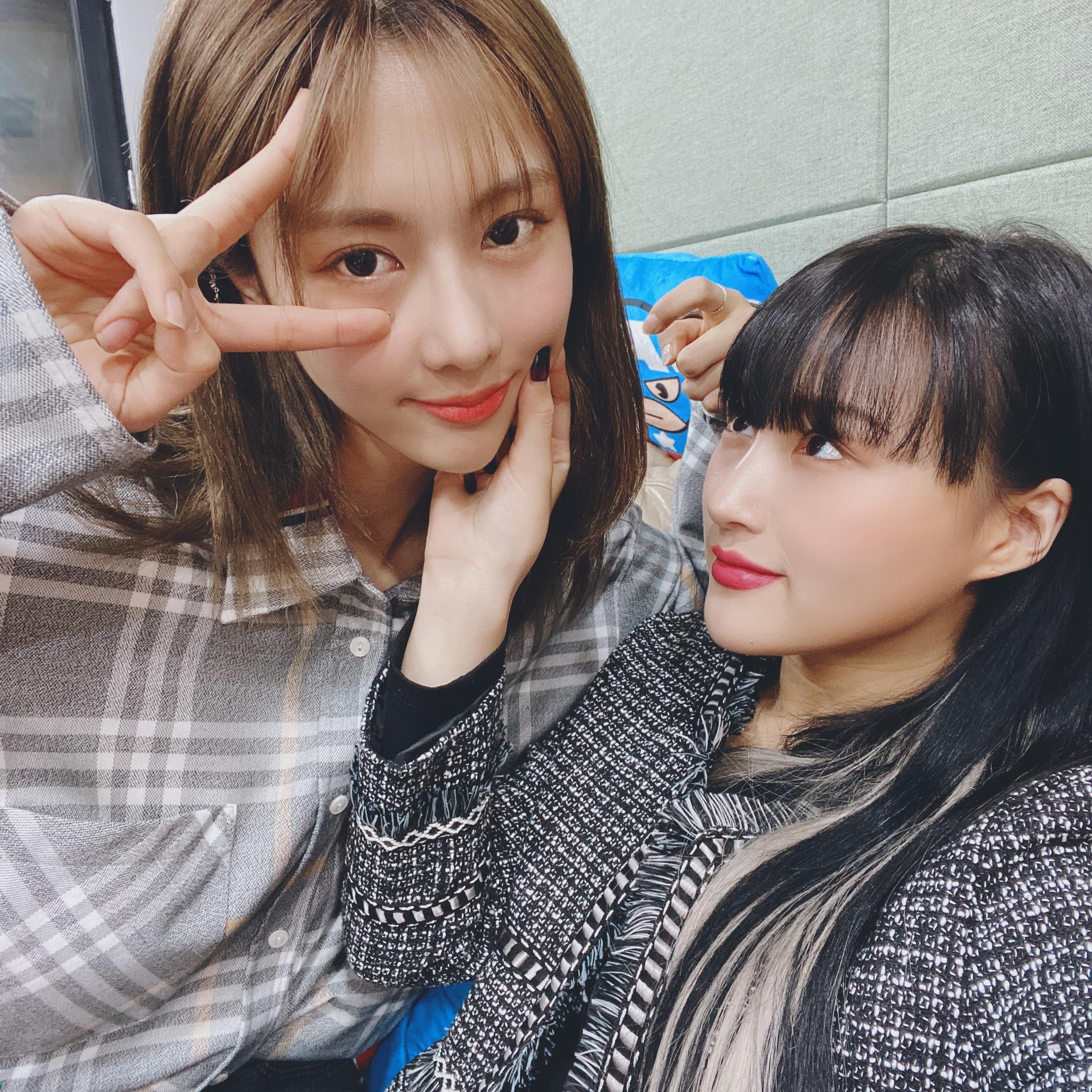 Siyeon Grabs Yoohyeon's Cheek | Scrolller