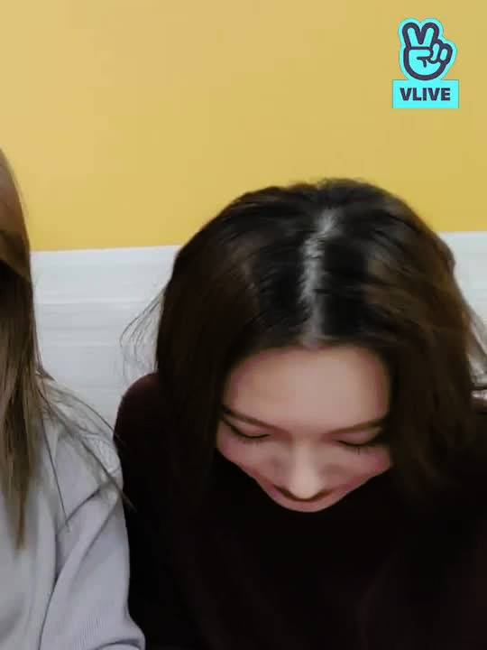 Siyeon winking | Scrolller