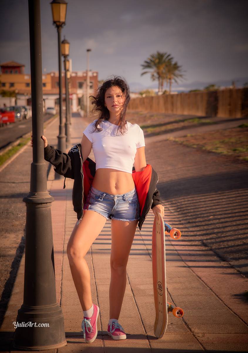 Skater Chick. Write to /r/MetArt that you want to see it :-) (just offered them this set ...