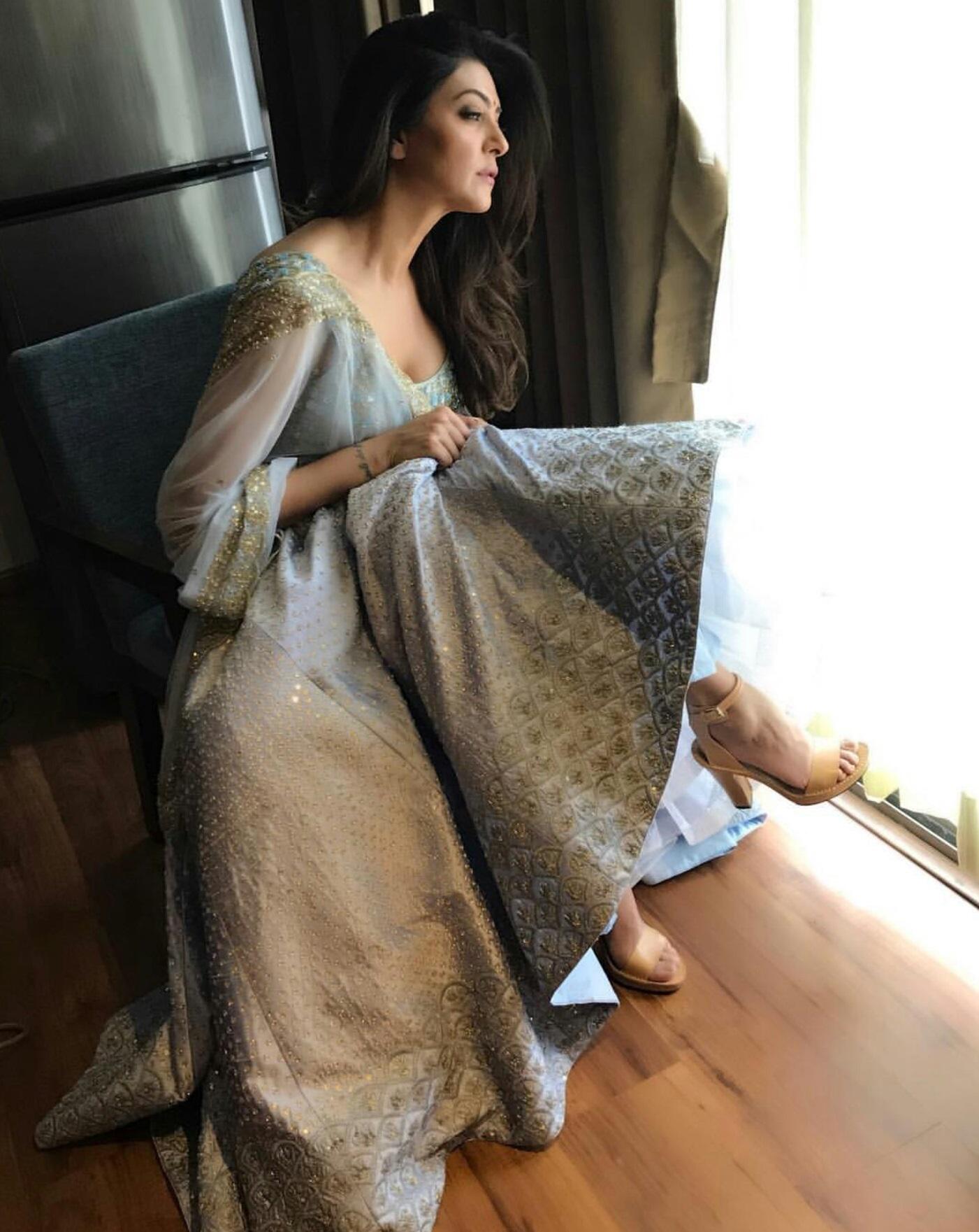 Slave, come here and hold my dress make yourself little useful. | Scrolller