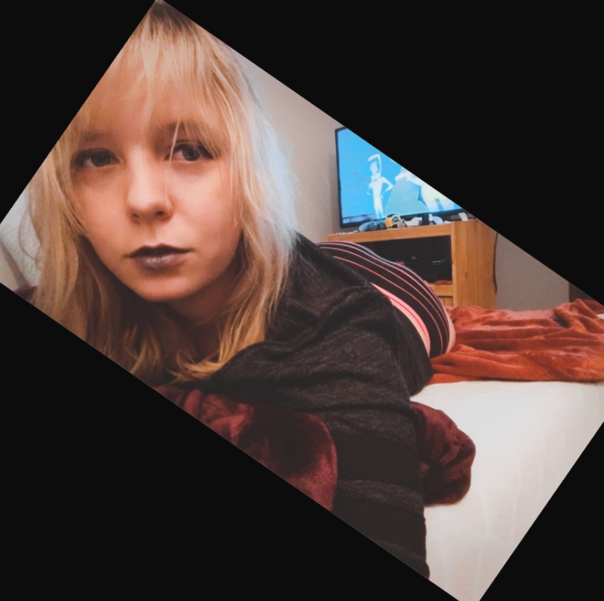 Sleepy lil goth 🖤🥀 | Scrolller