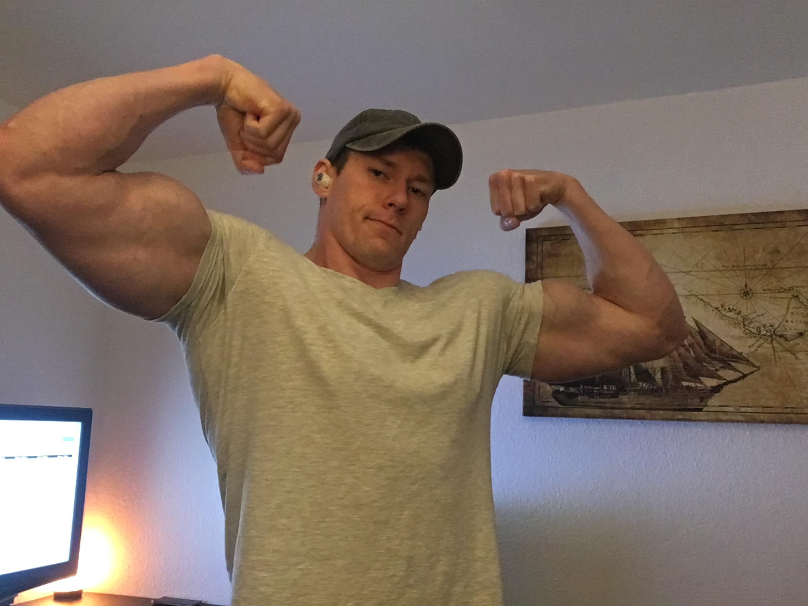 Sleeve-Dwarfing Bicep Peaks! | Scrolller