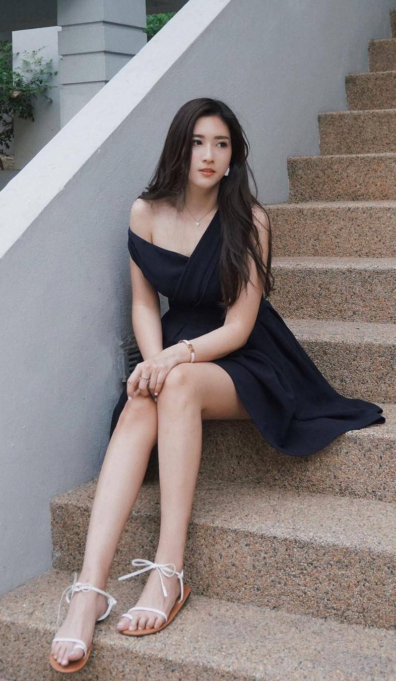 Sliding off her shoulder | Scrolller