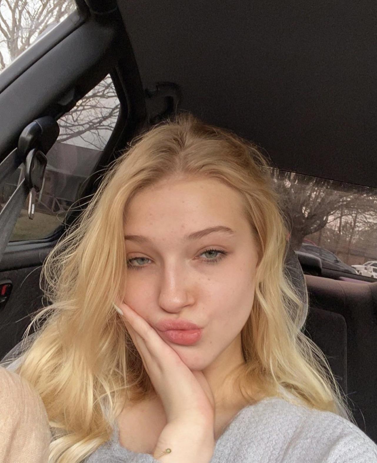 Slut with cute lips let’s cover her in our loads | Scrolller