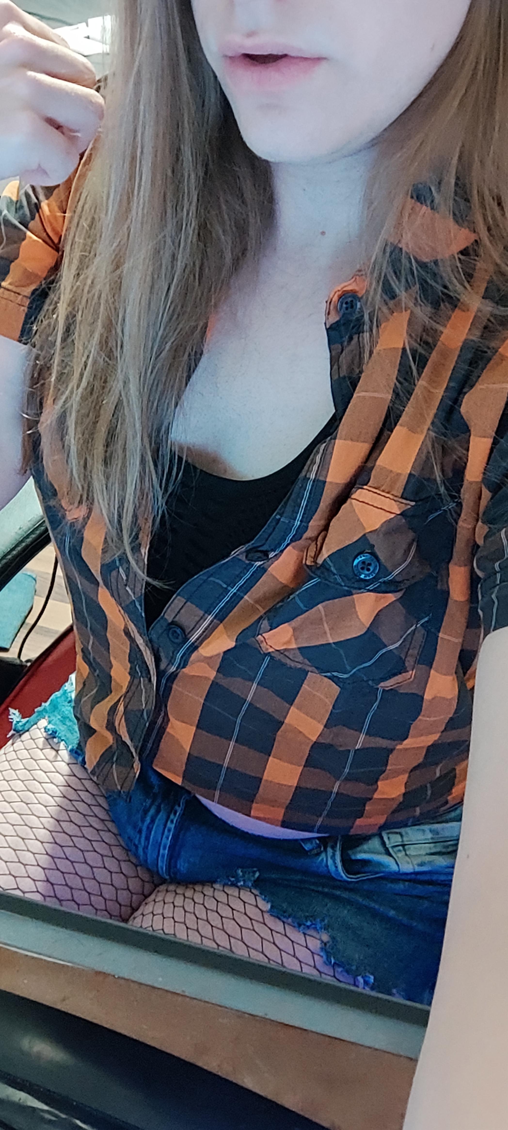 Small cleavage and bulge~ | Scrolller