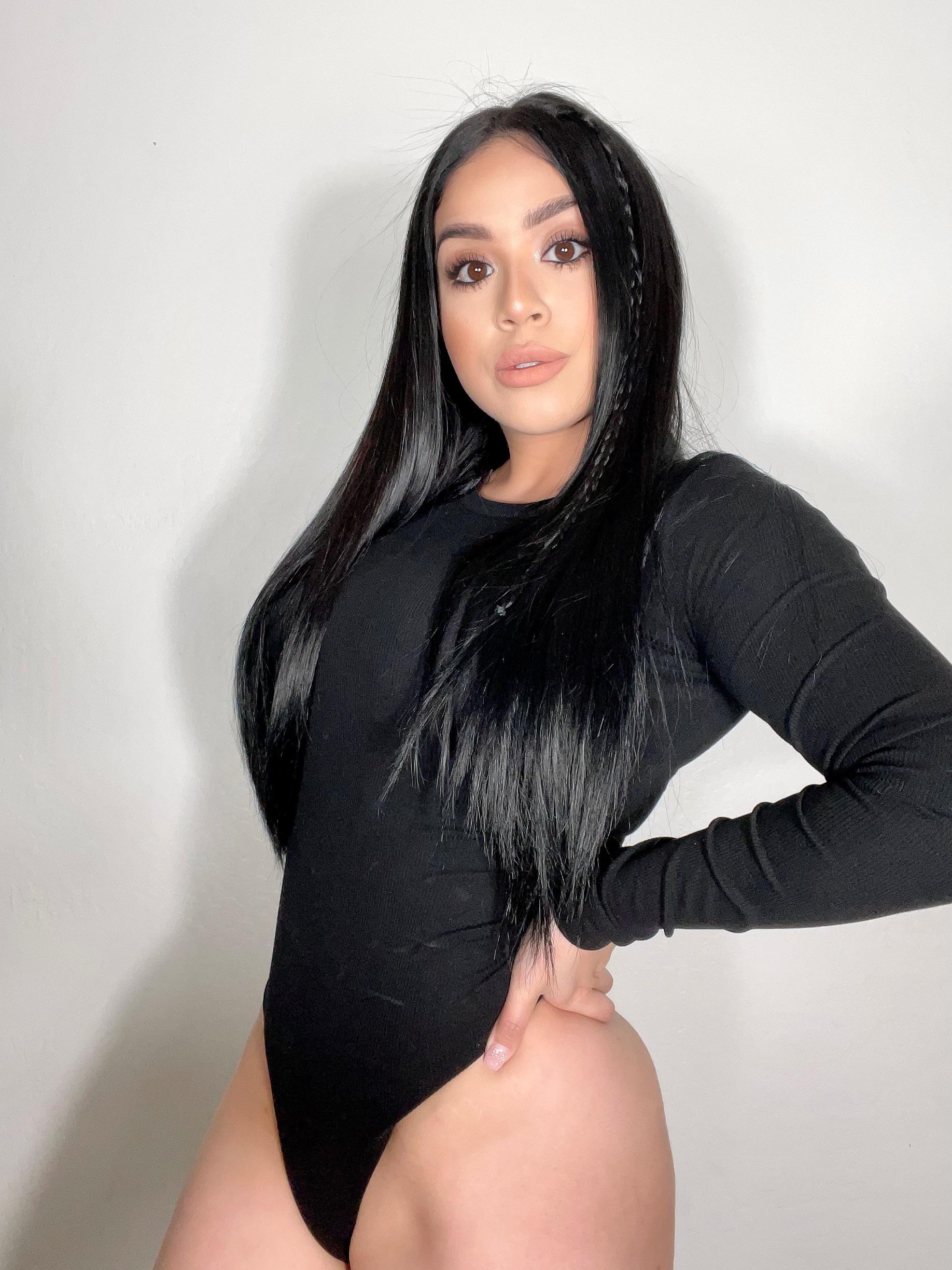 Small waist big ass 😏 and lonely | Scrolller